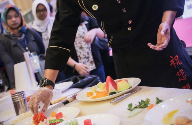 Chef Muto, Melakukan Aksi Kung Fu untuk Sajian Buka Puasa di The Alana ...
